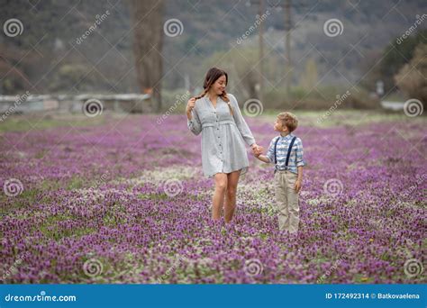 Den Vackra Mamman Håller Sin Sons Hand På En Promenad Arkivfoto Bild