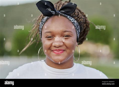 Fille Africaine Avec Des Dreadlocks Banque De Photographies Et Dimages