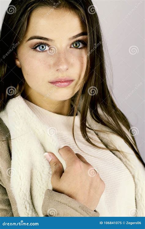 Portrait Dune Belle Fille De Ladolescence Avec De Longs Poils Image