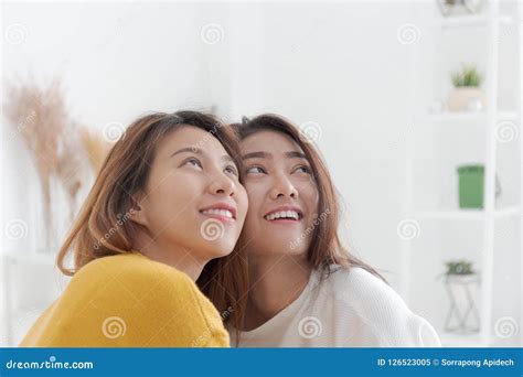 女同性恋的夫妇是微笑和看，同性恋wom夫妇 库存图片 图片 包括有 快乐 聚会所 是的 女孩 纵向 126523005