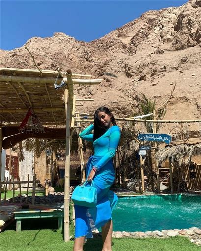 في الفن بالمايوه منة عرفة تستمتع بإجازتها في دهب صور للتفاصيل