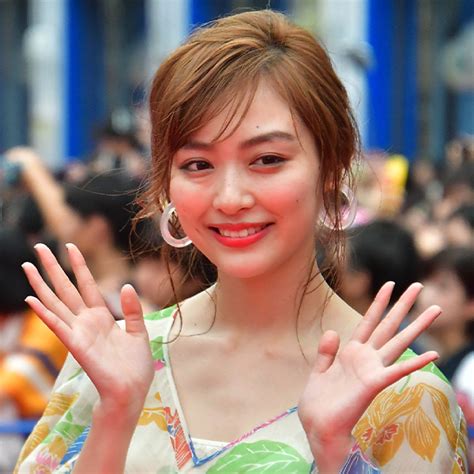 内田理央、プールサイドでワンショルダーの…「いいね」5万超「セクシーでかわいい」 Encount