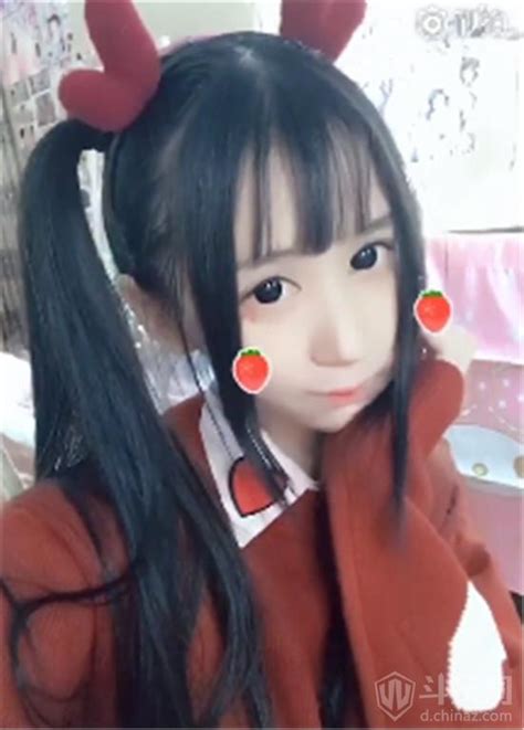 全民蔡萝莉直播cos吃鸡时直言：收到很多私信是要买她穿的这个