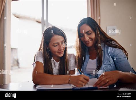 Cest Tout Photo Courte Dune Belle Mère Qui Aide Sa Fille à Faire Ses