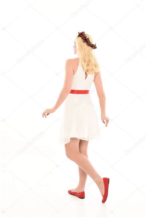 Retrato De Longitud Completa De Chica Rubia Con Un Vestido Blanco Y