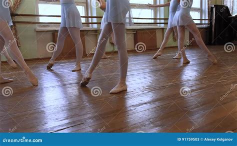 Le Groupe De Jeunes Ballerines Dansent Pendant La Classe De Ballet