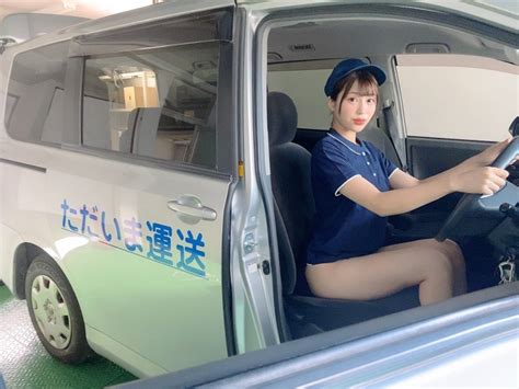 正妹送貨員開車穿這樣！激裸下身 嫩臀辣腿全看光 自由娛樂
