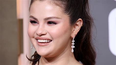 Selena Gomez Goes Totally Make Up Free In New Photos Vogue