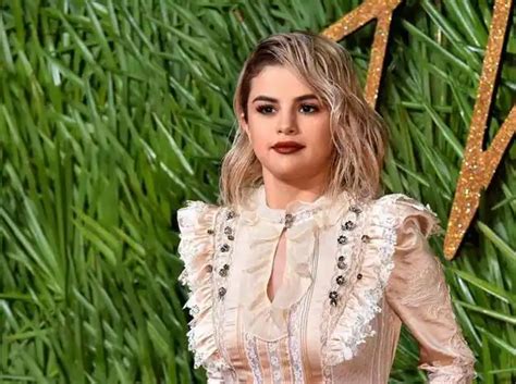 Selena Gomez Dona Su Sueldo De La última Película De Woody Allen Al
