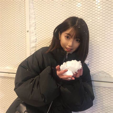 中野恵那さんのインスタグラム写真 中野恵那instagram 「冷たかったけど どうしても雪と撮りたかったから 頑張って持たよ〜😏 ︎