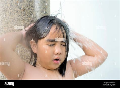 Niña Lavándose El Cabello Fotografías E Imágenes De Alta Resolución Alamy