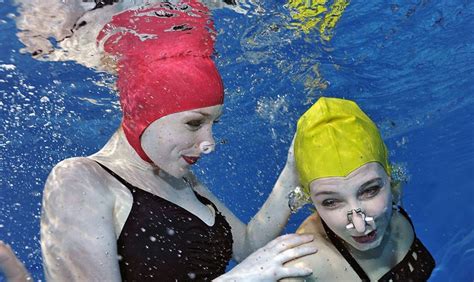 Pin By Woody On Underwater Swimming Underwater Swimming Swim Caps