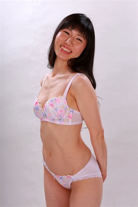 通販カタログの熟女下着モデルをホメまくっていい気分にさせてsex エロ動画・アダルトビデオ Fanza動画