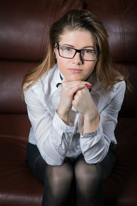 Mamma Sitter På Soffan Med Sin Son Och Dotter Och Tittar På En Film En