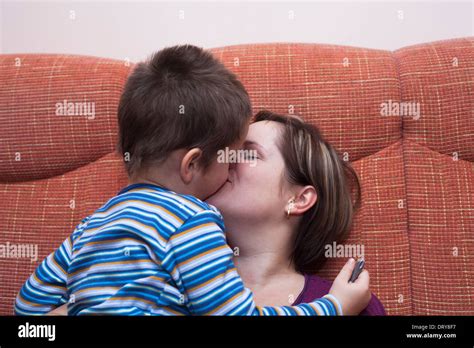 Enfant Qui Embrasse Sa Mere Banque De Photographies Et Dimages à Haute