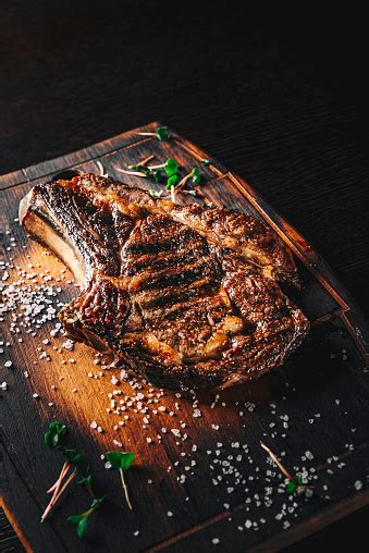 Steak Ribeye Panggang Di Atas Tulang Di Atas Papan Kayu Steak Koboi