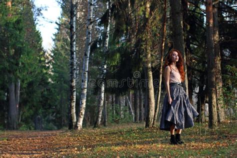 Belles Poses De Femme En Parc Dautomne Photo Stock Image Du Bouclé