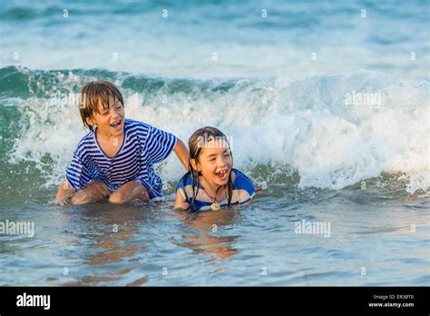 Enfants Jouant Dans La Mer Banque De Photographies Et Dimages à Haute