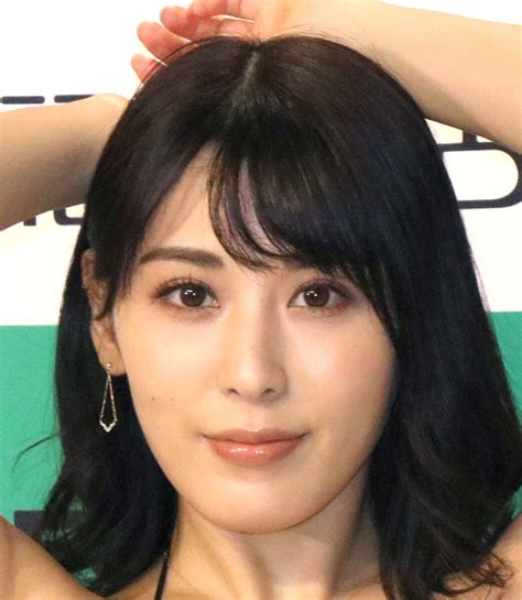 グラビアアイドル・金子智美「玄関に飾って」初カレンダー スポーツ報知