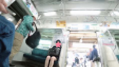 【制服jk】さかさんぽ No 030 激ヤバ神アングル！3度の大開脚鞄漁りを真下から…【顔出し】 Shirouto Jk