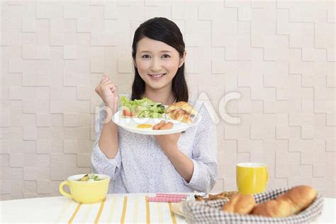食事を楽しむ女性 No 4247524｜写真素材なら「写真ac」無料（フリー）ダウンロードok
