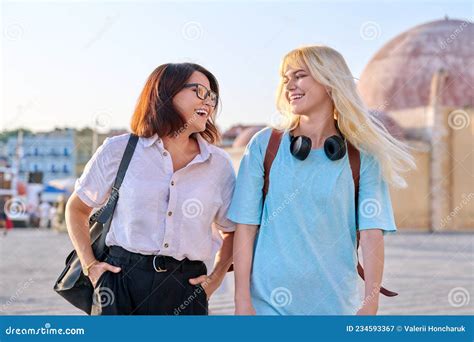Mor Och Tonårsdotter Går Tillsammans I Staden Fotografering För