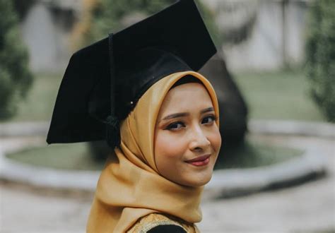 Cantik Ini Rekomendasi Bahan Hijab Untuk Wisuda Nanti Hijab Id
