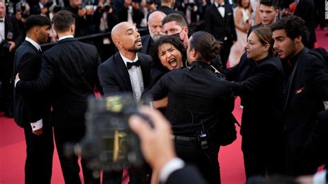 カンヌ映画祭に上半身裸の女性 ウクライナでの性暴力に抗議 Jp