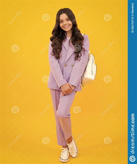 Volver A La Escuela Escolar Adolescente Con Uniforme Escolar Y Bagpack
