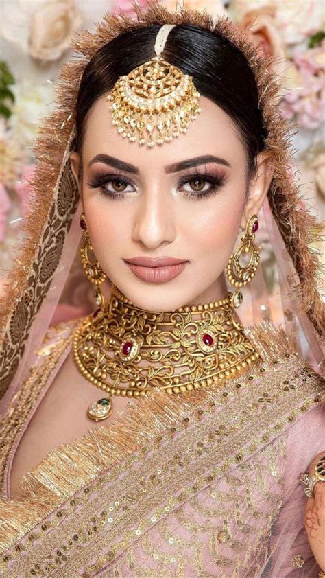 Can A Bridal Portraits Be Anymore Glamorous 💖 💕in Frame Ravneet