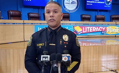 Miami Dade Nuevo Jefe De Policía Escolar Jura Su Cargo