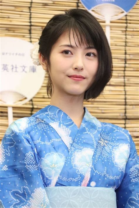 （写真）浜辺美波、おひとり様で映画鑑賞 隣の観客が気になって…「本人じゃないですよね？」 エンタメ ニュース ｜クランクイン！