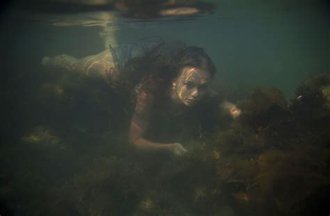 Underwater Swimming Women Hd Wallpapers Desktop And Mobile Images