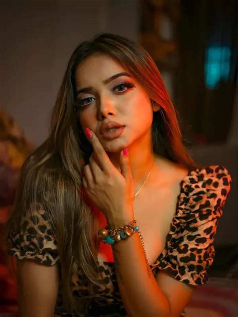 Bigg Boss Ott 2 Manisha Rani Confesses Her Feelings For Elvish Yadav