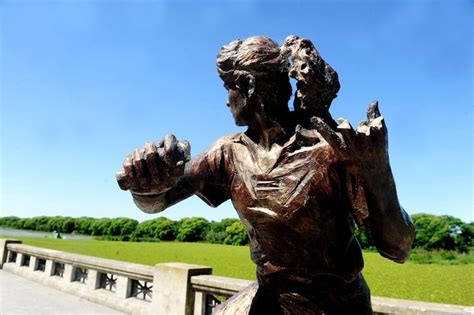 Entre El Amor Y El Odio Las Estatuas De Los ídolos Y Personajes