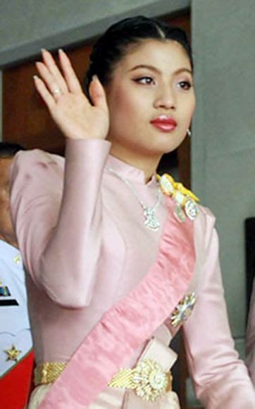 H R H Princess Sirivannavari Nariratana ชุดไทยพระราชนิยม ราชสำนัก สี