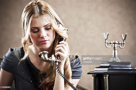 Jeune Femme À Laide Dun Téléphone Dantiquités Photo Getty Images