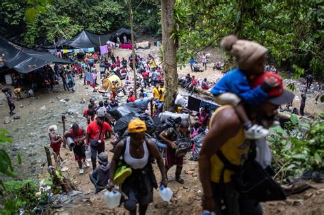 En Video Río De Migrantes Cruzando La Selva Del Darién Siendo Guiados