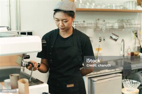 여자 바리스타 카페 커피 유니폼 앞치마 는 커피를 확인 20 24세에 대한 스톡 사진 및 기타 이미지 20 24세 기계류