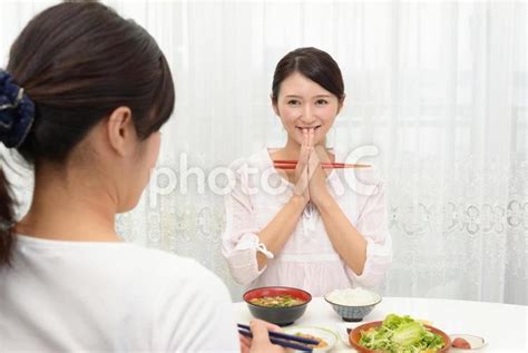 食事を楽しむ女性 No 26034308｜写真素材なら「写真ac」無料（フリー）ダウンロードok