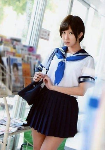 駿河屋 【アダルト】 湊莉久 膝上・衣装黒・白・青・制服・鞄・左向き・目線右 Dvd「万引きの代償に性裁を下される女子校生」特典生写真（女性生写真）