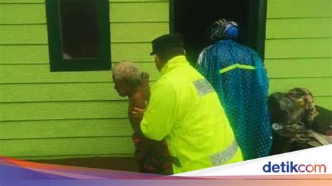 Evakuasi Dramatis Polisi Selamatkan Lansia Terjebak Banjir Di Banyuwangi