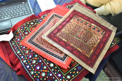 妻、インド刺繍の職人さんに弟子入りしてみる（カッチ地方・ブジ）