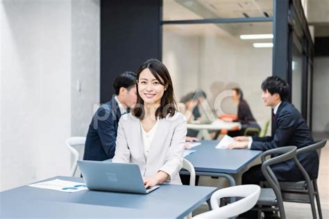 オフィスで働くビジネスパーソン No 23303546｜写真素材なら「写真ac」無料（フリー）ダウンロードok