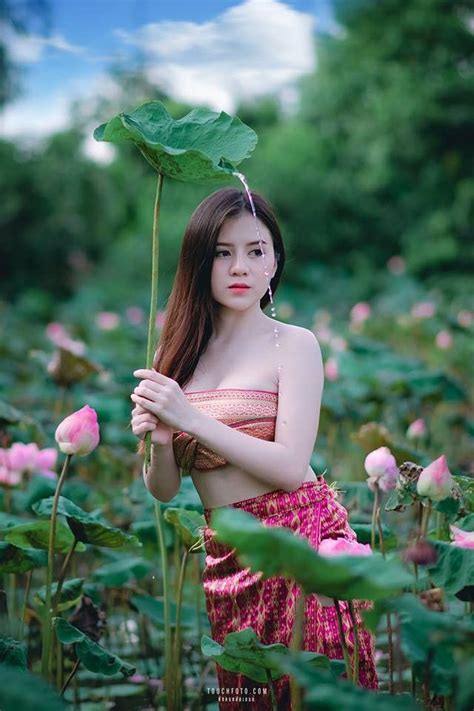ปักพินโดย ตำลึง ริมรั้ว ใน สวย นางแบบ ผู้หญิงสวย ท่าโพสนางแบบ