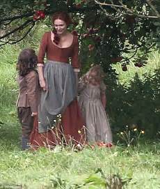 Poldarks Eleanor Tomlinson Seen Filming Series Four Daily Mail Online