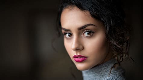 Girl Model Is Wearing Ash Woolen Knitted Dress And Pink Lipstick Hd