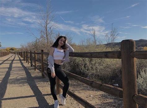 Evahsokay ~ Brxkensavvi ~ Cute Girl Poses Girl Poses Photos