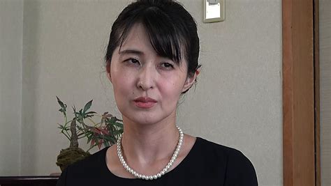 熟女 愛と欲情の昼下がり 旦那の一周忌に尻丸出しで悶える喪服未亡人 妊活中の妻は夫の上司にわれ危険日なのに中出し！ アダルト動画 ソクミル