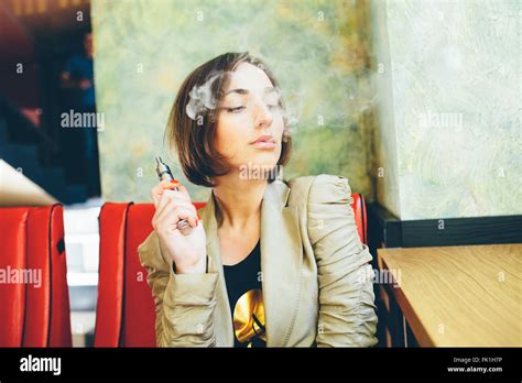 Mädchen Sitzt Und Raucht Elektronische Zigarette Stockfotografie Alamy